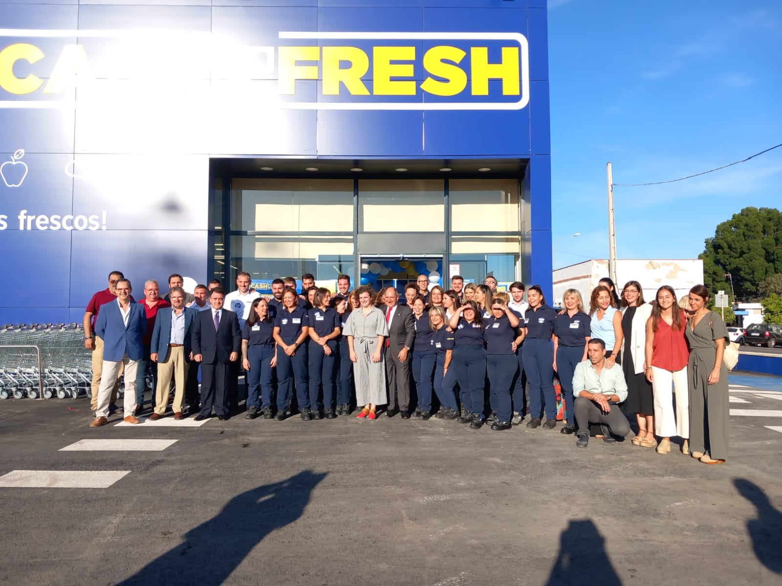 Cash Fresh inaugura una nueva tienda en La Puebla del Río y se sitúa ya ...